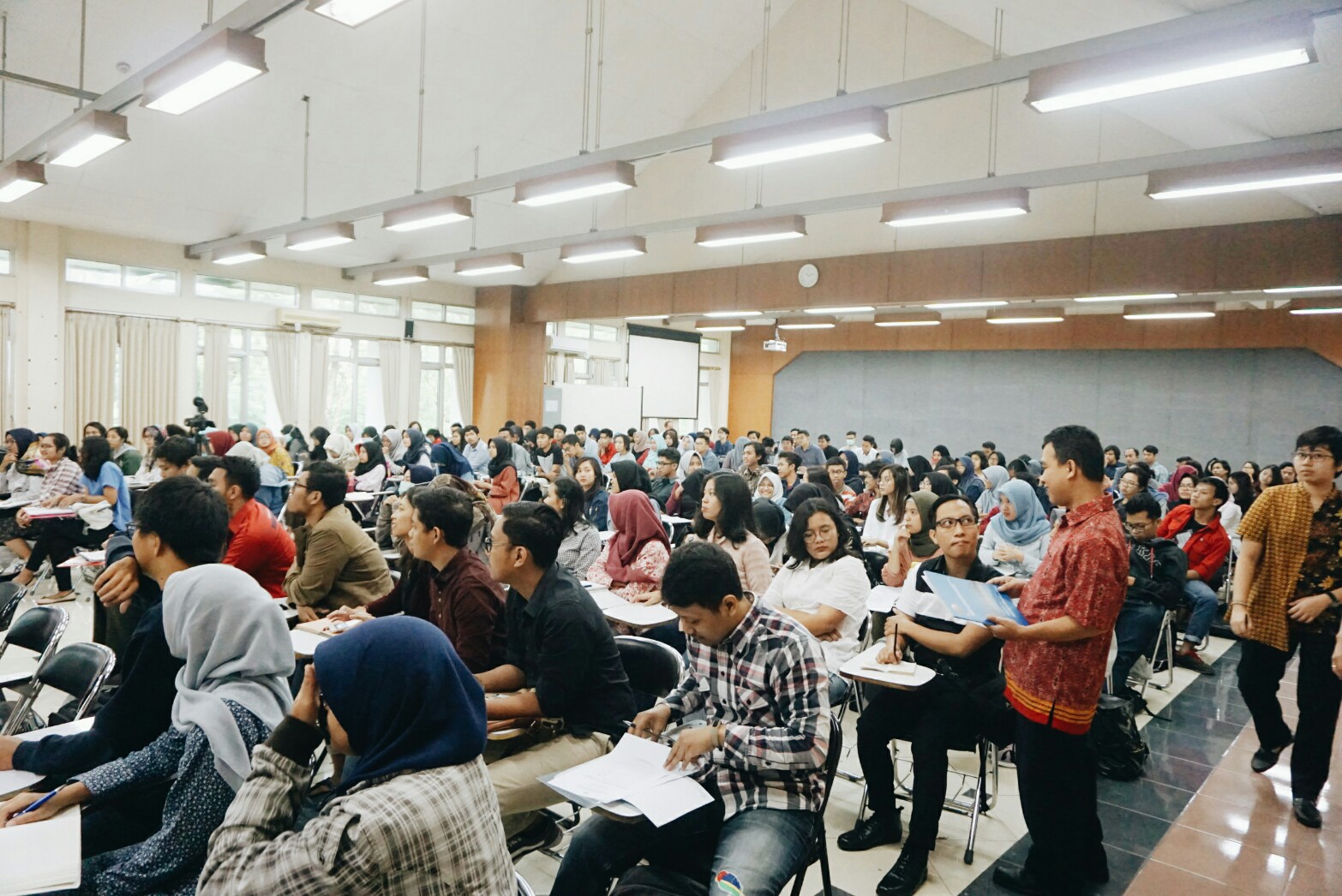 Kuliah Perdana dengan Pak Achmad Tardiyana dan Pak Adi Purnomo ...